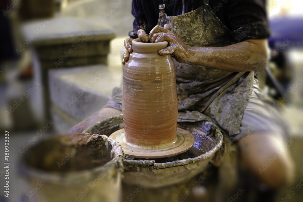 Un potier en train de fabriquer le pot en argile. Stock Photo | Adobe Stock