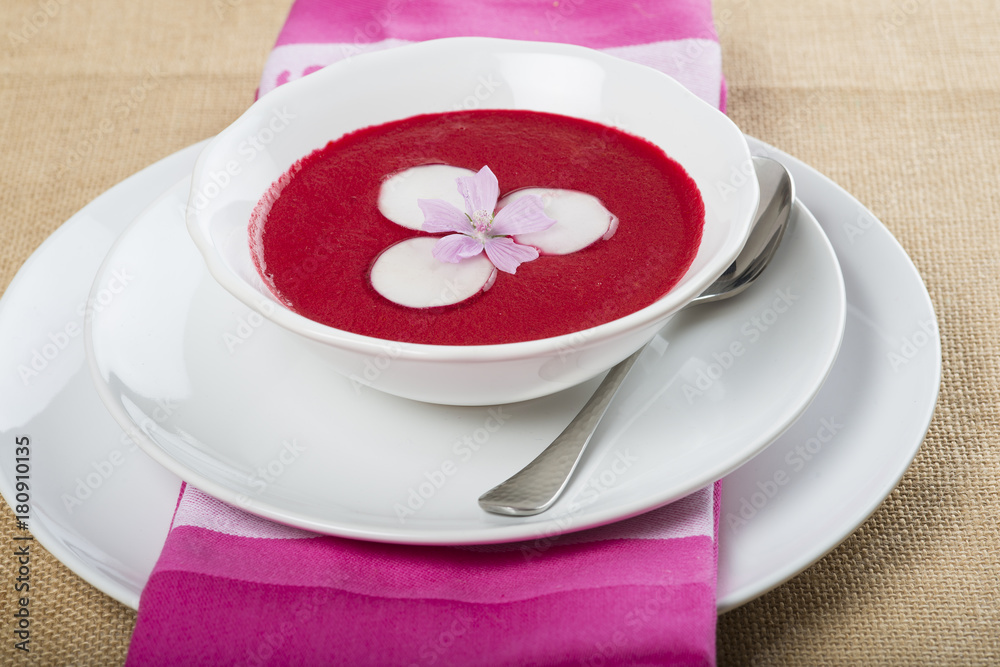 Sopa fría o gazpacho de remolacha rábano cebolla morada y tomate para ...