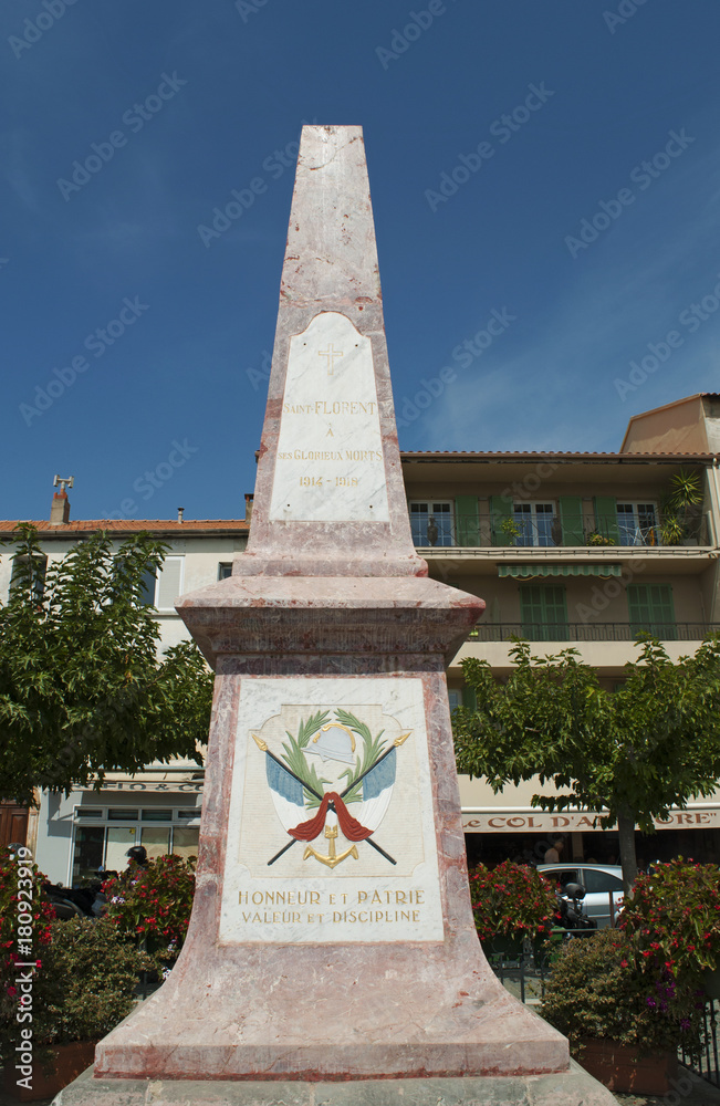 Foto de Corsica, 29/08/2017: l'obelisco rosa dedicato ai morti della ...