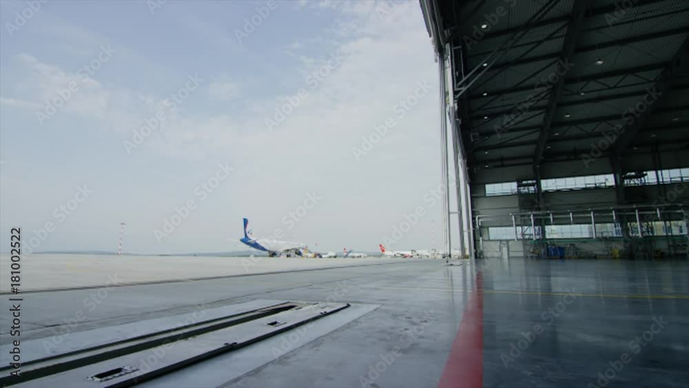 Vidéo Stock Hangar for aircraft with large open gate at sunny summer ...
