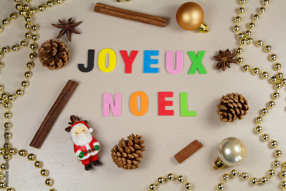 Joyeux Noël et père noël, pomme de pin, cannelle, anis étoilé et ...
