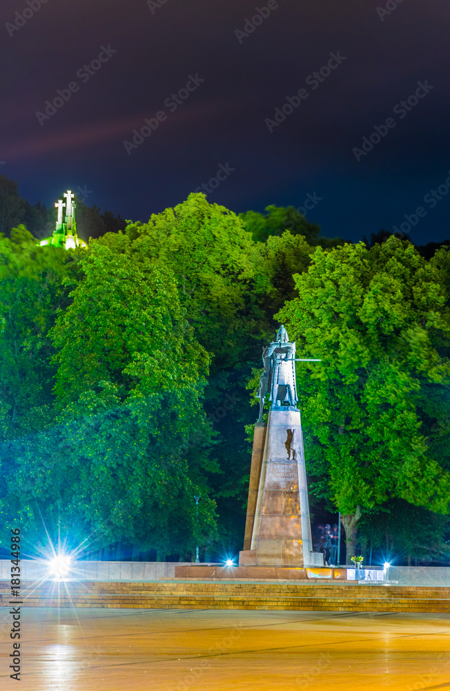 Night view of the Grand Duke Gediminas statue seen on Katedros Square ...