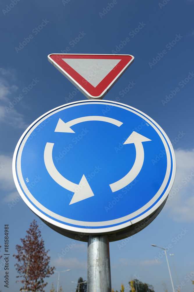 Foto de route panneaux signaux routier signalisation conduite routier ...