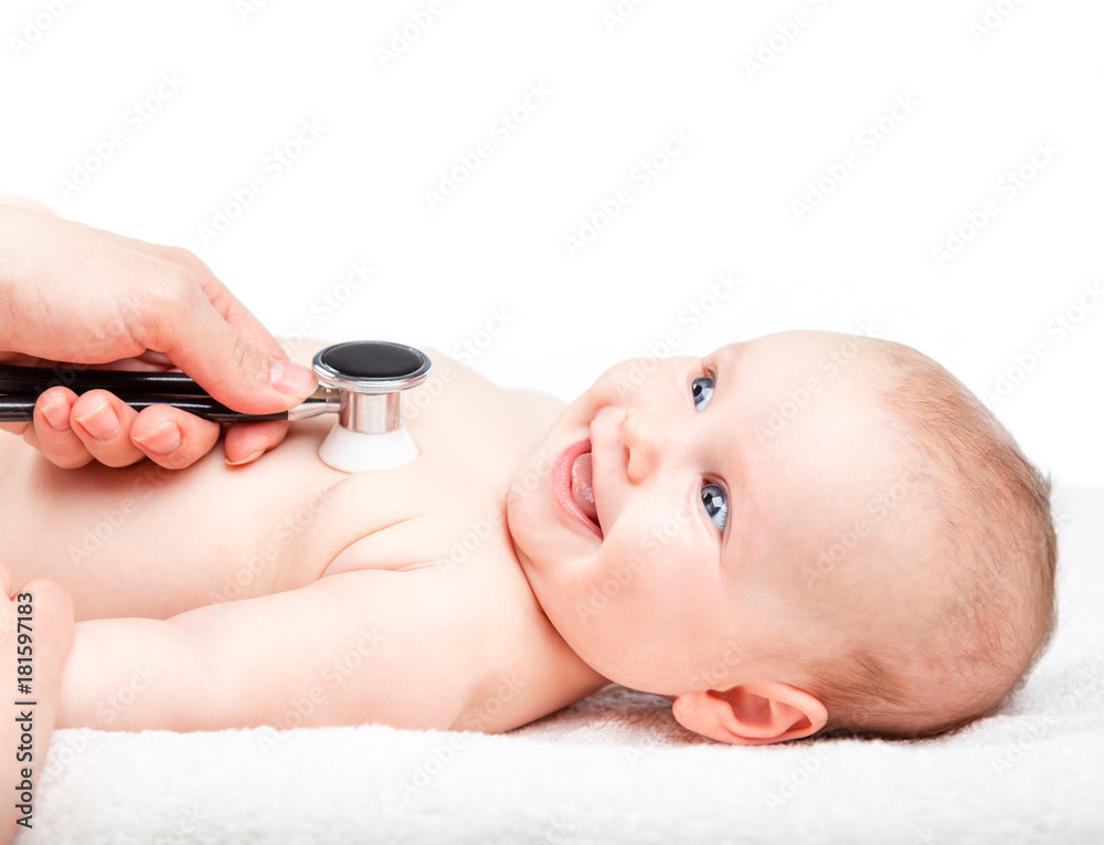 Foto Stock Baby medical exam - doctor checking heart beat and lungs ...