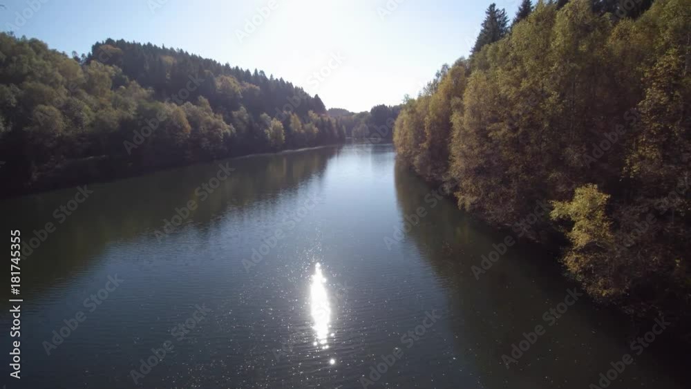 Talsperre, Fluss, Flug nach vorne, Landschaft, Wasserglitzern, Herbst ...