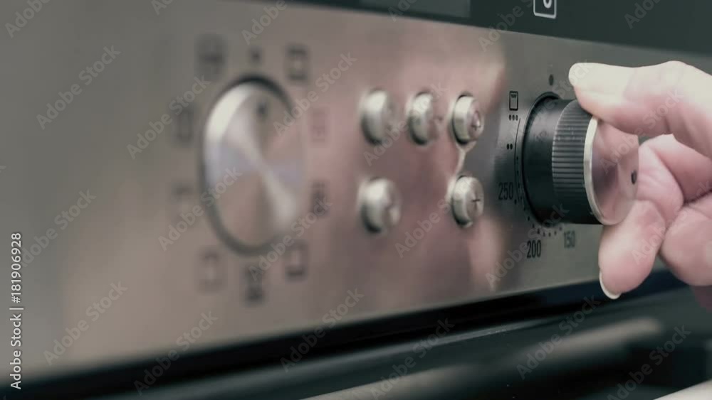 Vídeo do Stock: Oven control buttons/The woman sets the temperature in ...