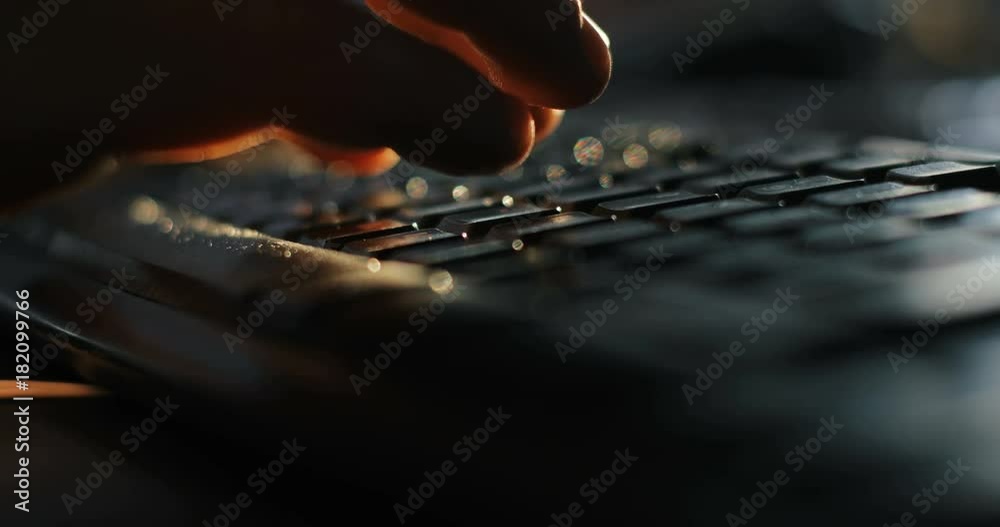 Vidéo Stock Close up man hands typing on keybord in office online pc ...