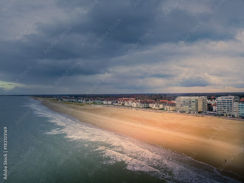 Vue aérienne de la côte belge - Knokke le Zoute, la mer du Nord, la ...