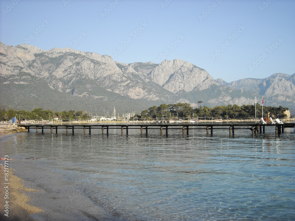 Kemer Antalya bella vista sul mare. Spiaggia Kemer Antalya con sabbia e ...