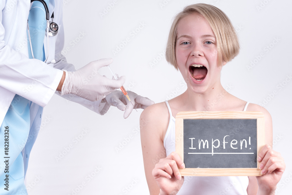 Jugendliche beim Arzt mit Schild in der Hand Impfen Stock-Foto | Adobe ...