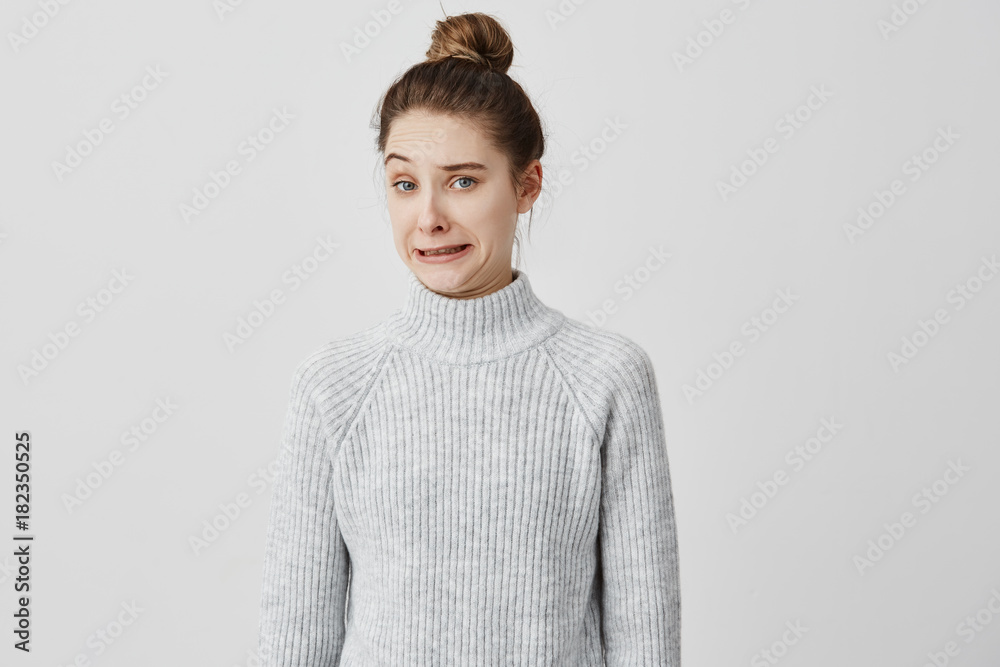 Foto Stock Caucasian girl with brown hair in bun posing with facial ...