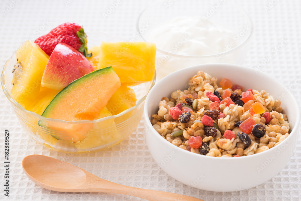 果物とシリアルとヨーグルトの朝食 Stock Photo | Adobe Stock