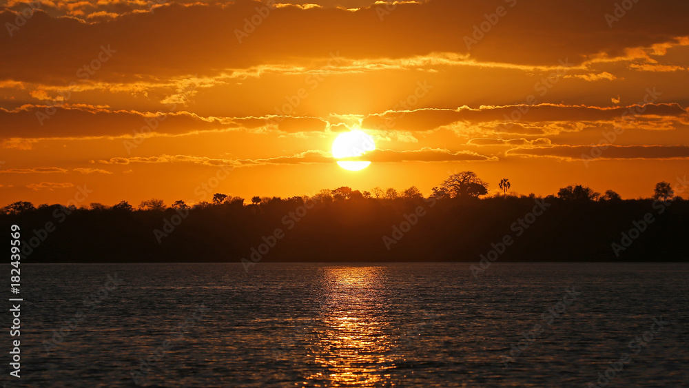 Atardecer en el Río Zambeze, Zimbabwe, África Stock Photo | Adobe Stock