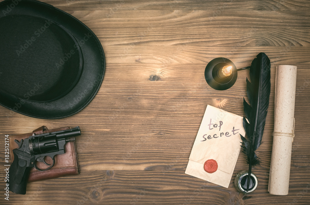 Retro secret agent detective desk table, top view. foto de Stock ...