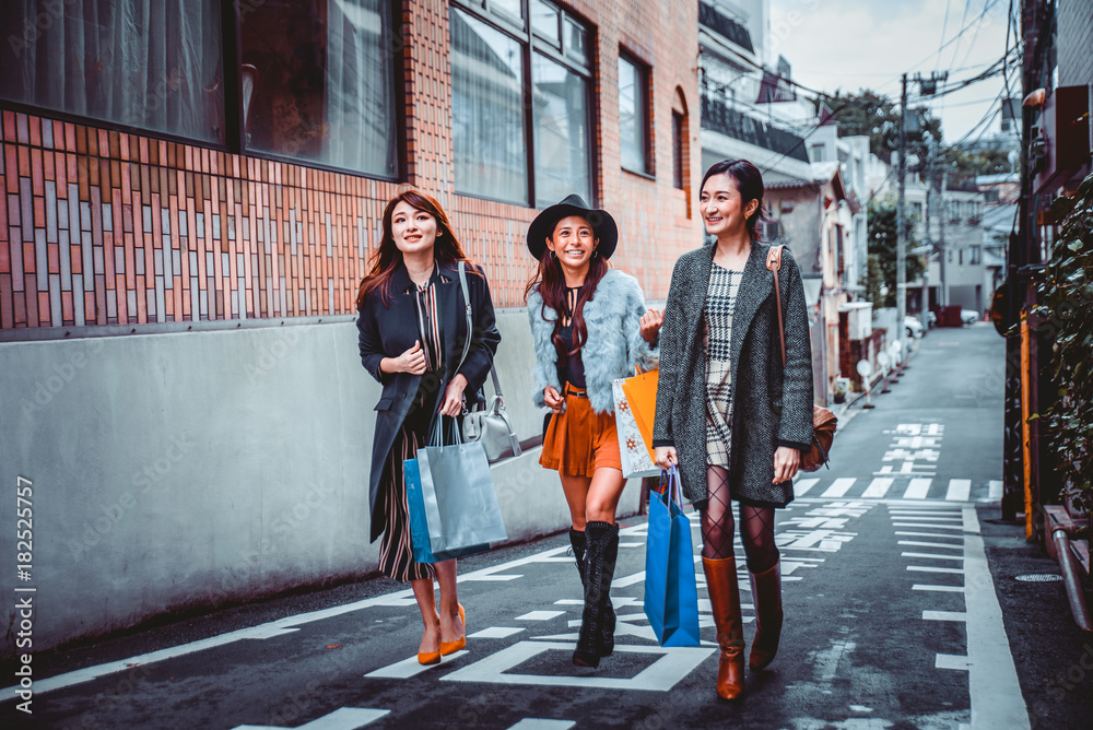 Foto de Group of japanese women spending time in Tokyo, making shopping ...