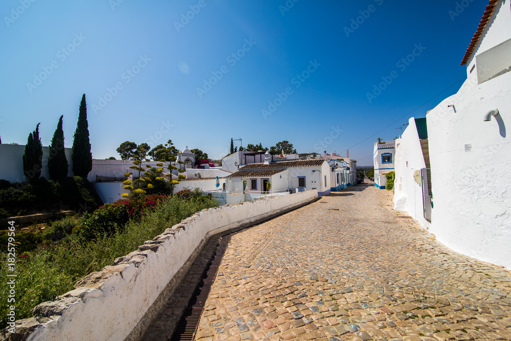 Fotka „CACELA VELHA, ALGARVE, PORTUGAL - July, 2017: Cacela velha old ...