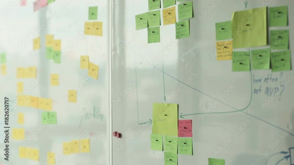 Vidéo Stock Close-up hand businessman writes on a blackboard in an ...