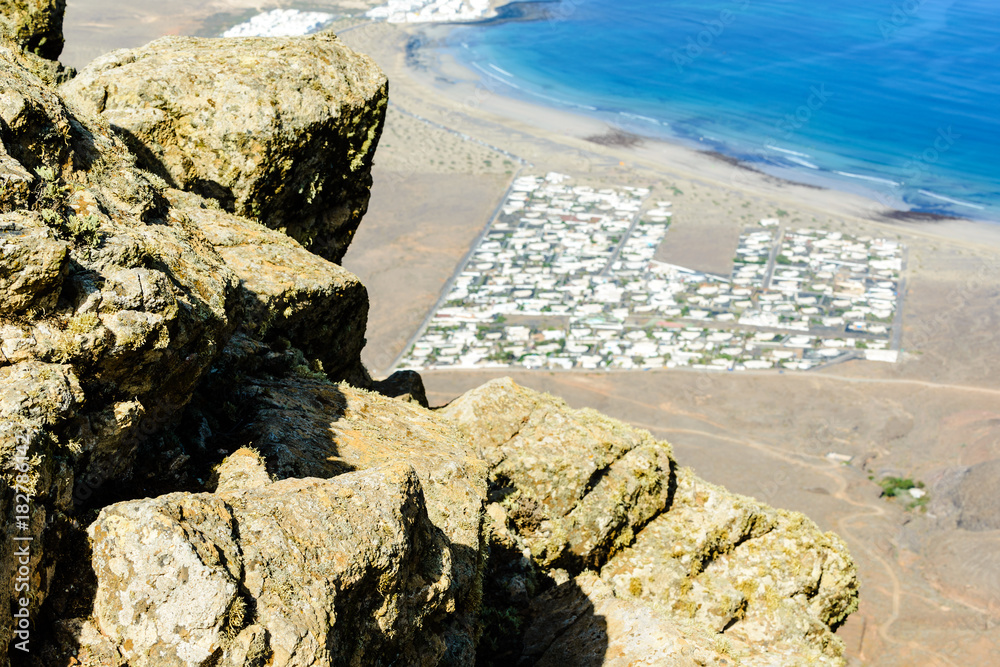 Foto Stock The cliffs of Famara. Mirador de Ermita de las Nieves ...