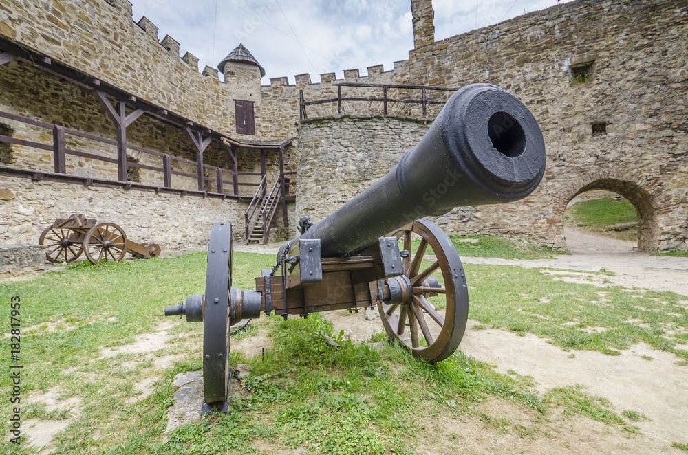 Armata na dziedzińcu zamku Stara Lubovna, Słowacja Stock Photo | Adobe ...