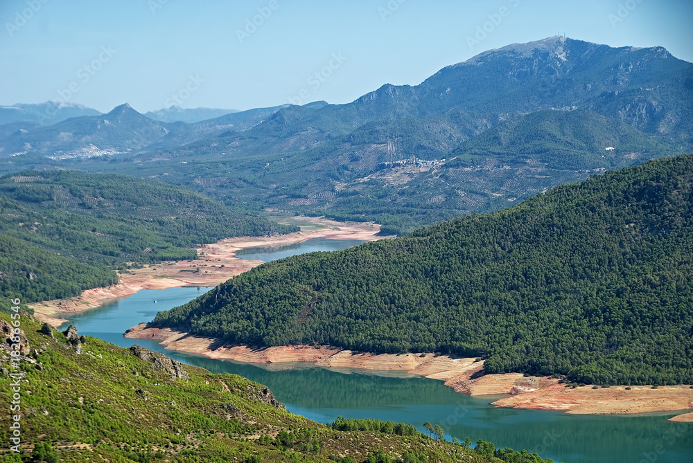 Embalse del Tranco y el Yelmo, en las Sierras de Cazorla, Segura y Las ...