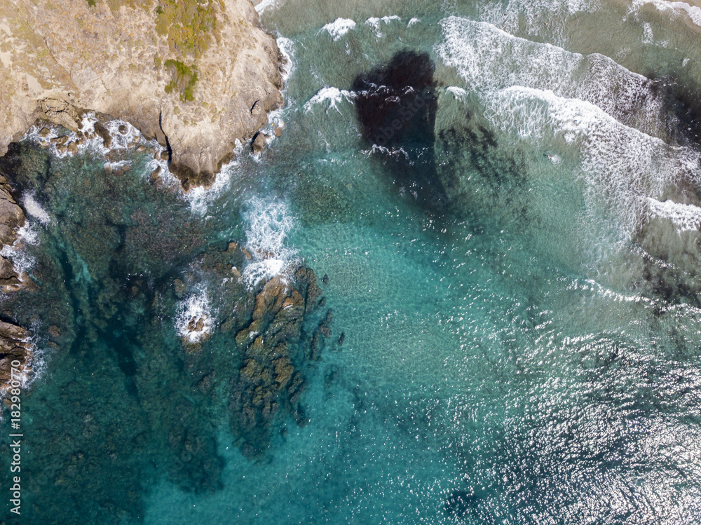 Vista aerea di scogli sul mare. Panoramica del fondo marino visto dall ...