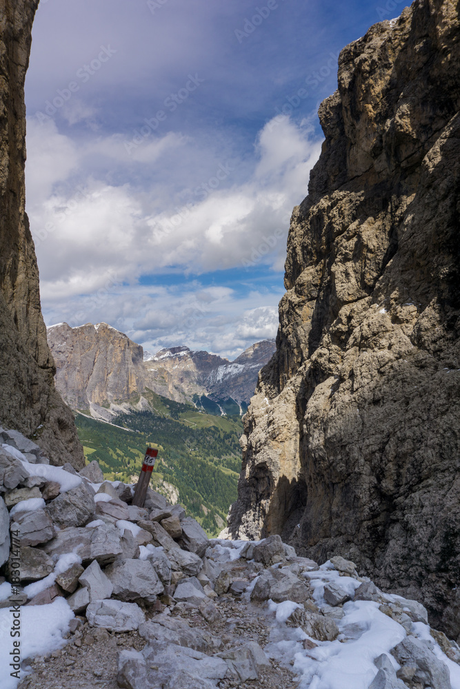Foto de hiking trail and trail marker in the Italian Dolomites through ...