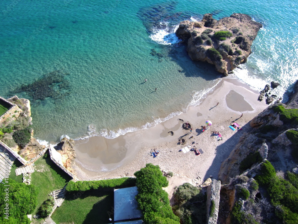 Playa de Tamarit, de estilo románico, está situado sobre un promontorio ...