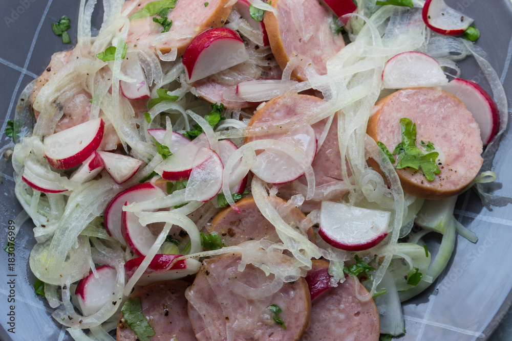 Wurstsalat mit Essig, Öl und Zwiebeln sauer angemachter Salat aus Wurst ...