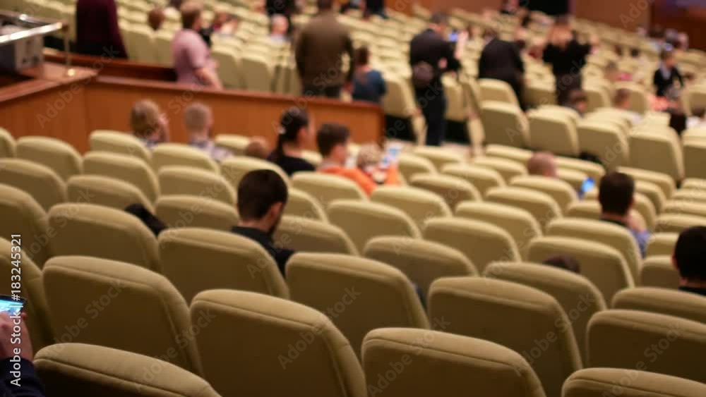 Vidéo Stock The large concert hall is filled with guests. The audience ...