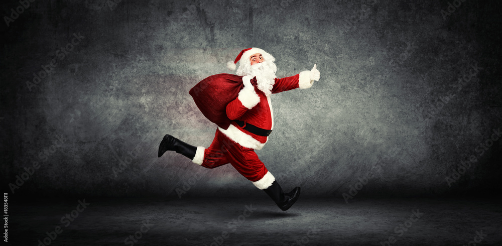 Weihnachtsmann mit einem Sack voller Geschenke! Stock-Foto | Adobe Stock