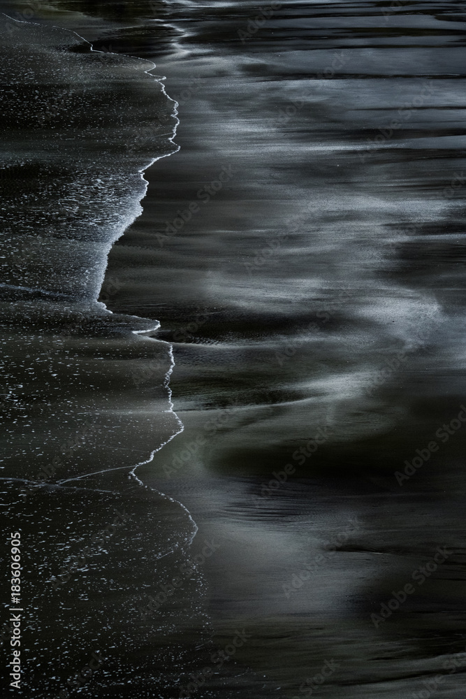 plage de sable noir volcanique aux ïle Féroé - Faroe Islands Stock ...