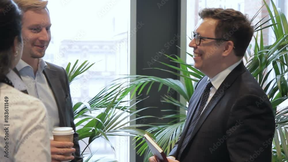 Two colleagues have an informal conversation with the boss in the ...