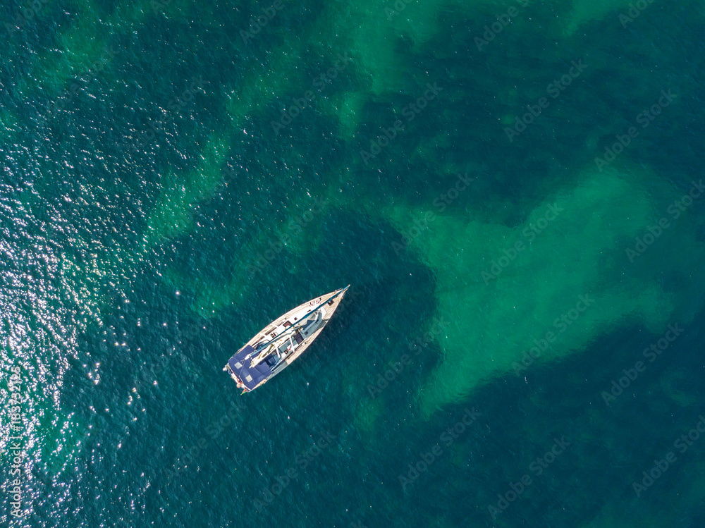 Vista aerea di una barca ormeggiata che galleggia su un mare ...