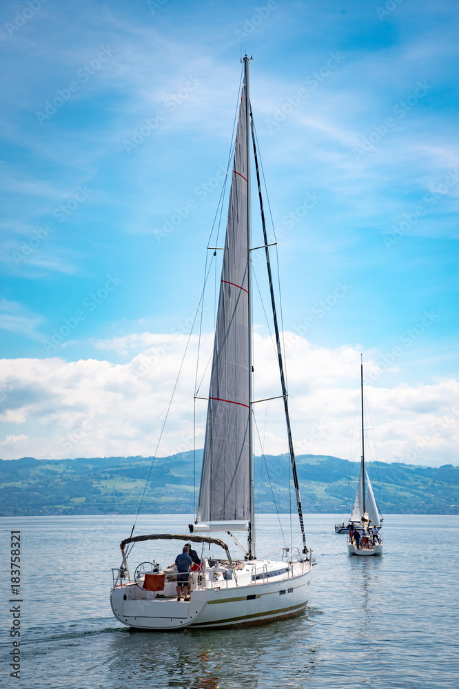 Segelboot mit gesetzten Segel auf den Bodensee am fahren Stock-Foto ...
