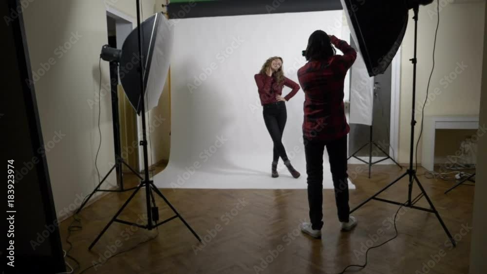 Vidéo Stock Young attractive fashion model at work striking a pose ...