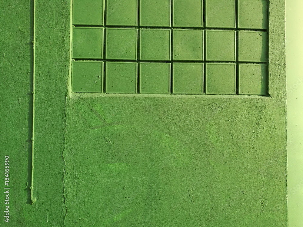 Grüne Fassade mit grün gestrichenem Kabel und grün gestrichenem Fenster ...