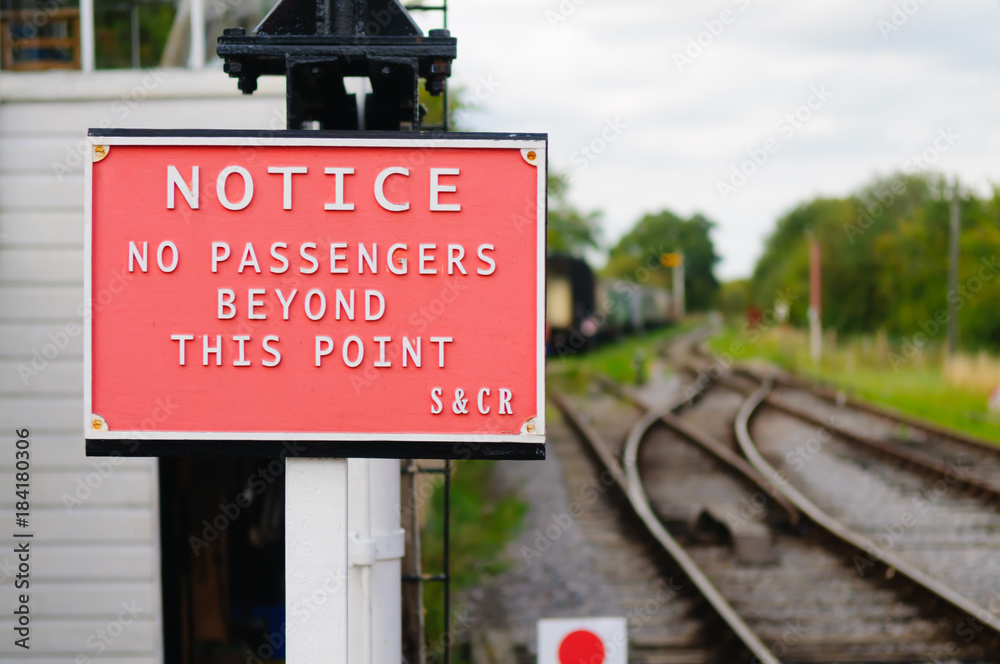 Foto de Sign by a railway track warning passengers not to go beyond do ...