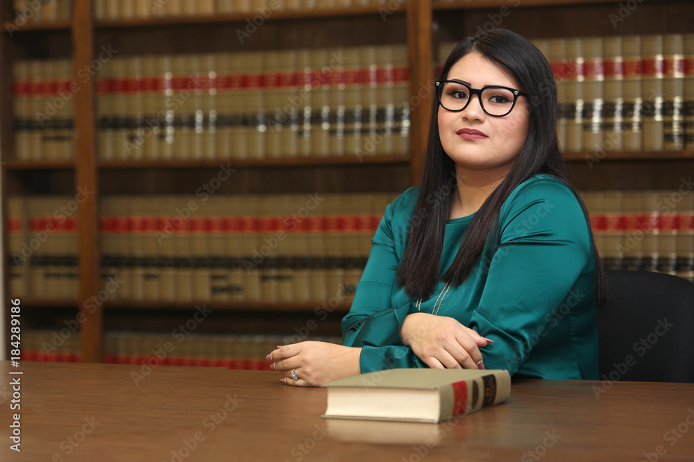 Foto Stock Woman lawyer in law library, portrait of a young attractive ...