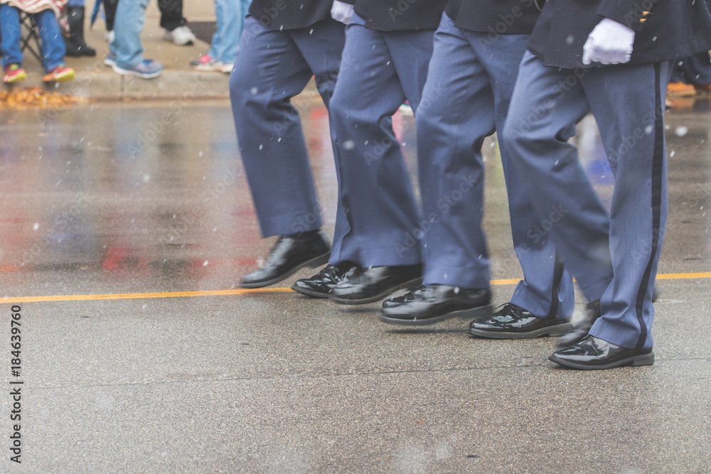 Foto de Military men marching in a Christmas parade in the snow do ...