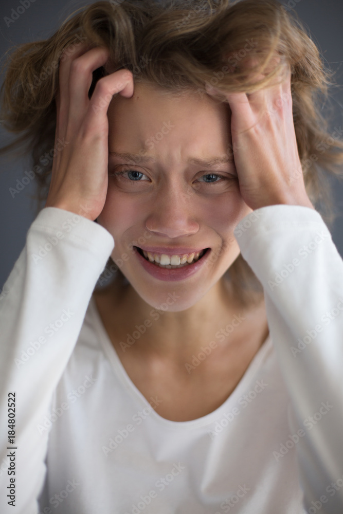 Foto de Portrait of young crying lady frustratedly looking in camera ...