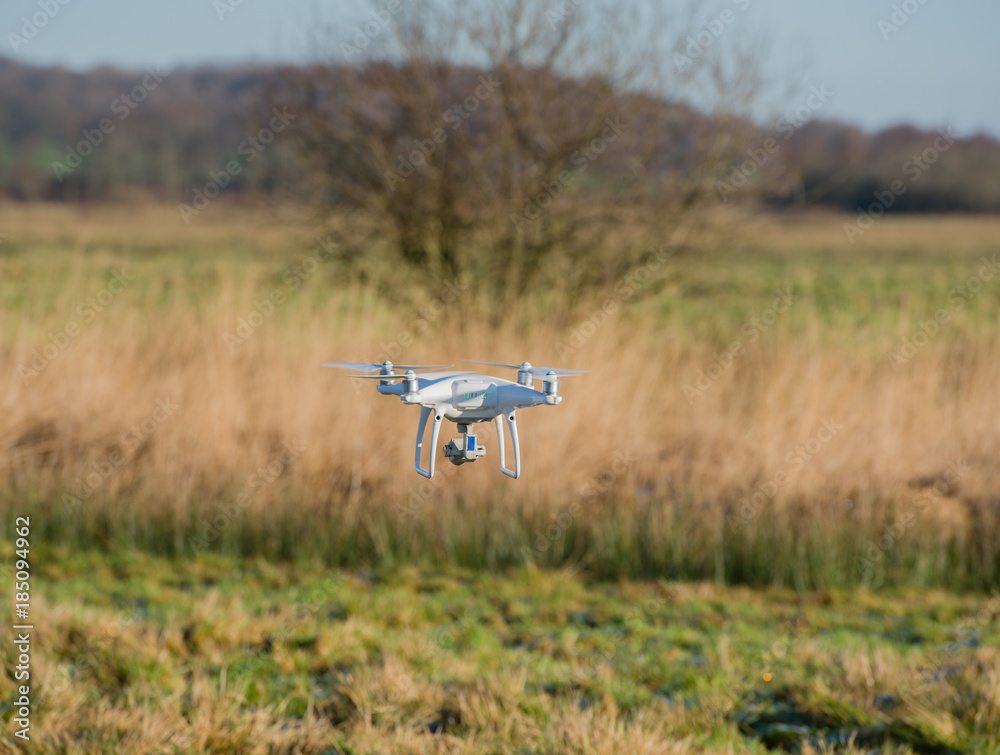 Drohne fliegt über Felder und in der Landschaft Stock-Foto | Adobe Stock