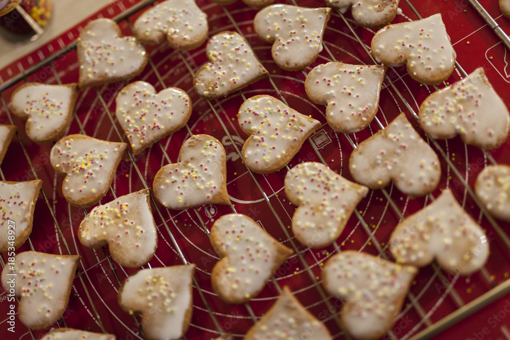 Confection de Bredalas alsaciens, petits gâteaux de Noël Stock Photo ...