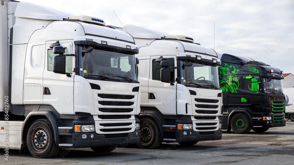 Camion de marchandise en attente de chargement pour transport sur les ...
