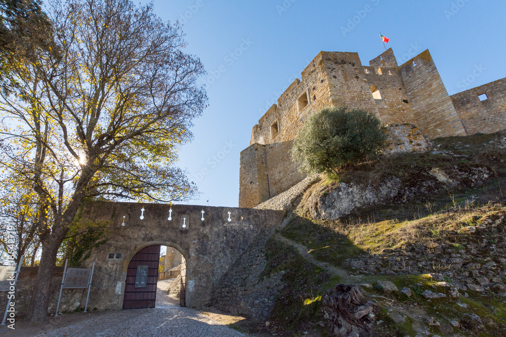 Castelo de Tomar e Convento de Cristo, na cidade de Tomar, Portugal ...