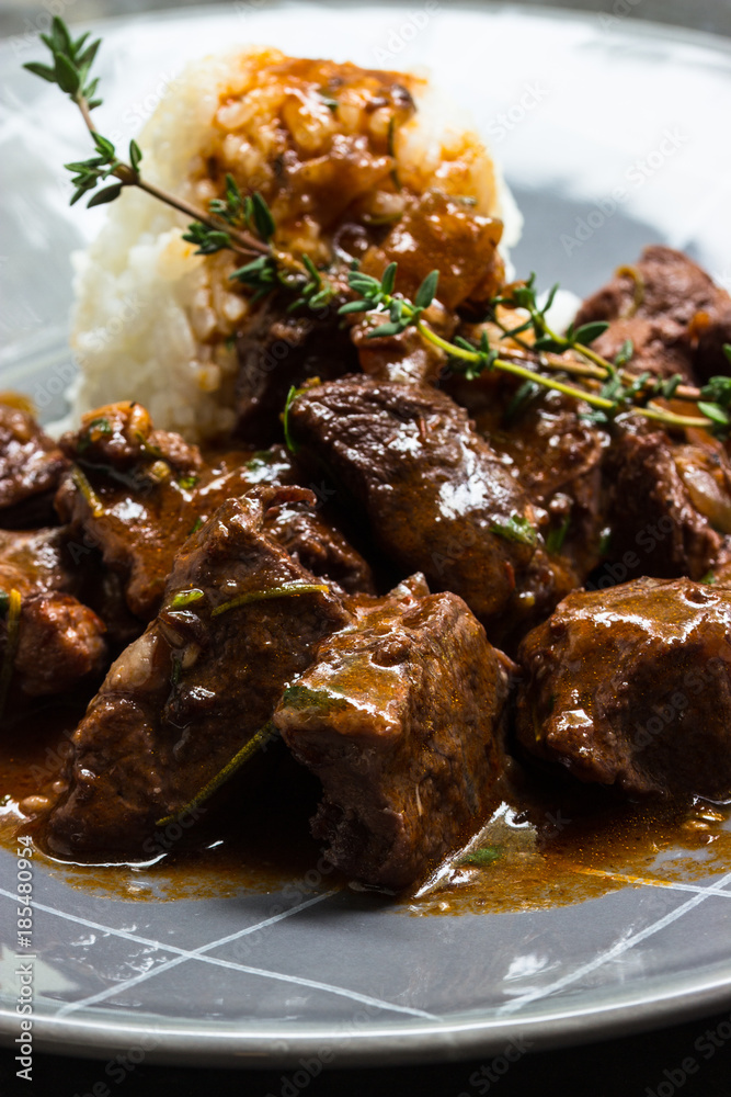 Gulasch mit Reis Stock-Foto | Adobe Stock