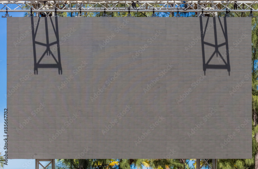 écran géant à led extérieur sur structure métallique Stock Photo ...