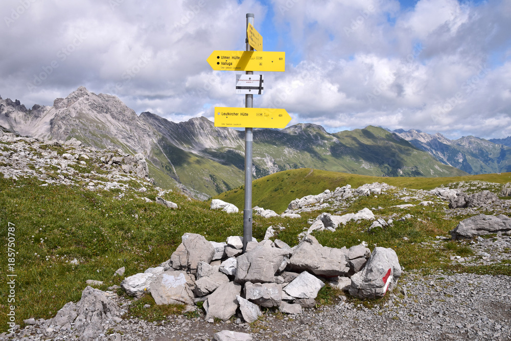Panneaux de randonnée autrichien au Col du Bacher, alt 2375 m Stock ...