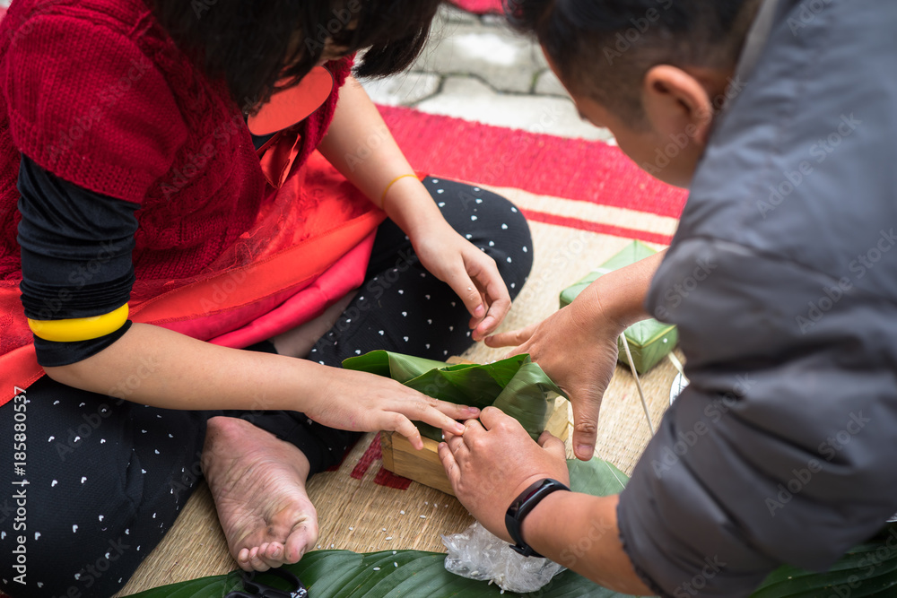 The daughter learning to make Chung cake by hands with his father ...