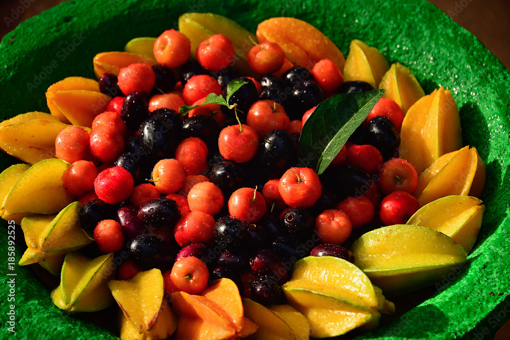 Cereja orgânica de Acerola brasileira em mãos de agricultor Stock-Foto ...