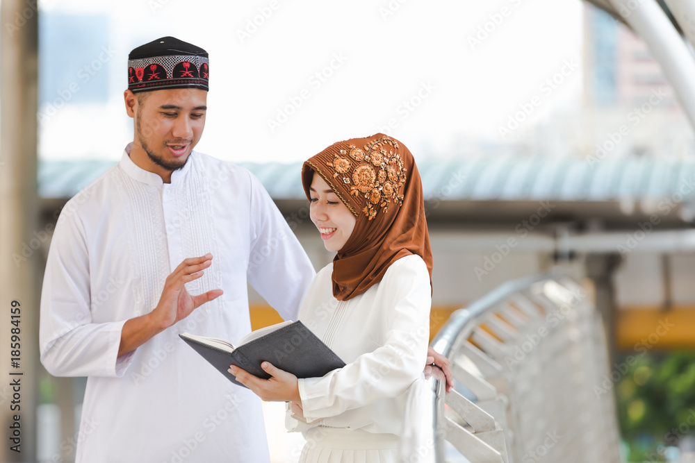 Foto de Muslim couple young girl and boy reading book with shopping in ...
